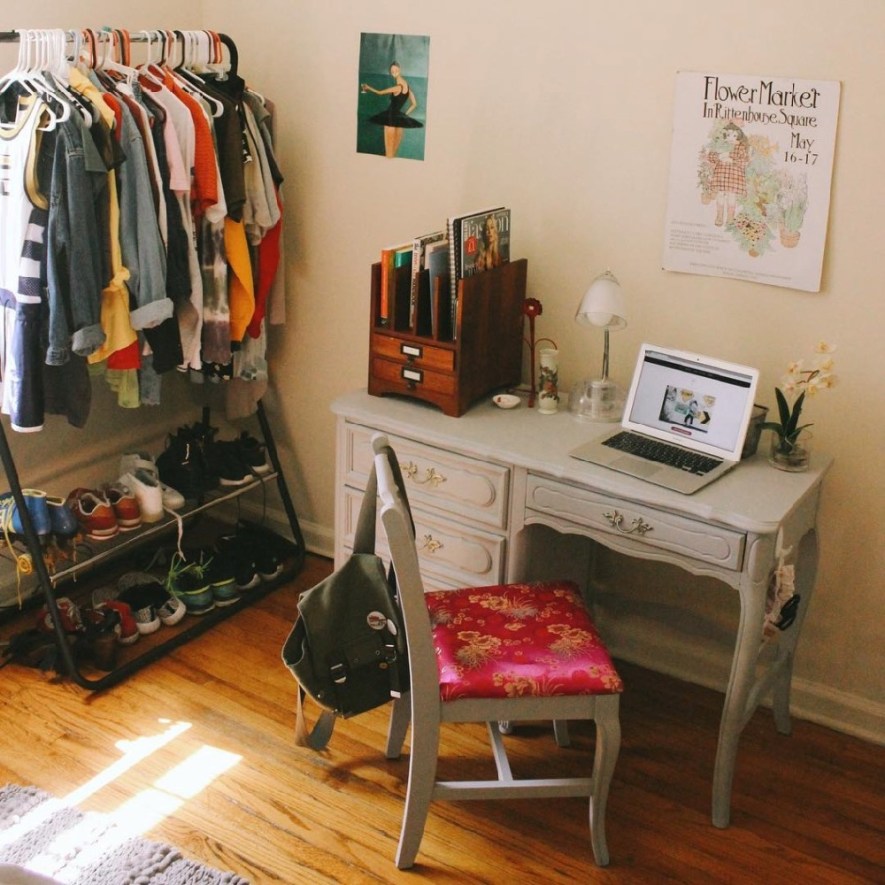 5 Easy DIY Solutions for an Overflowing Closet