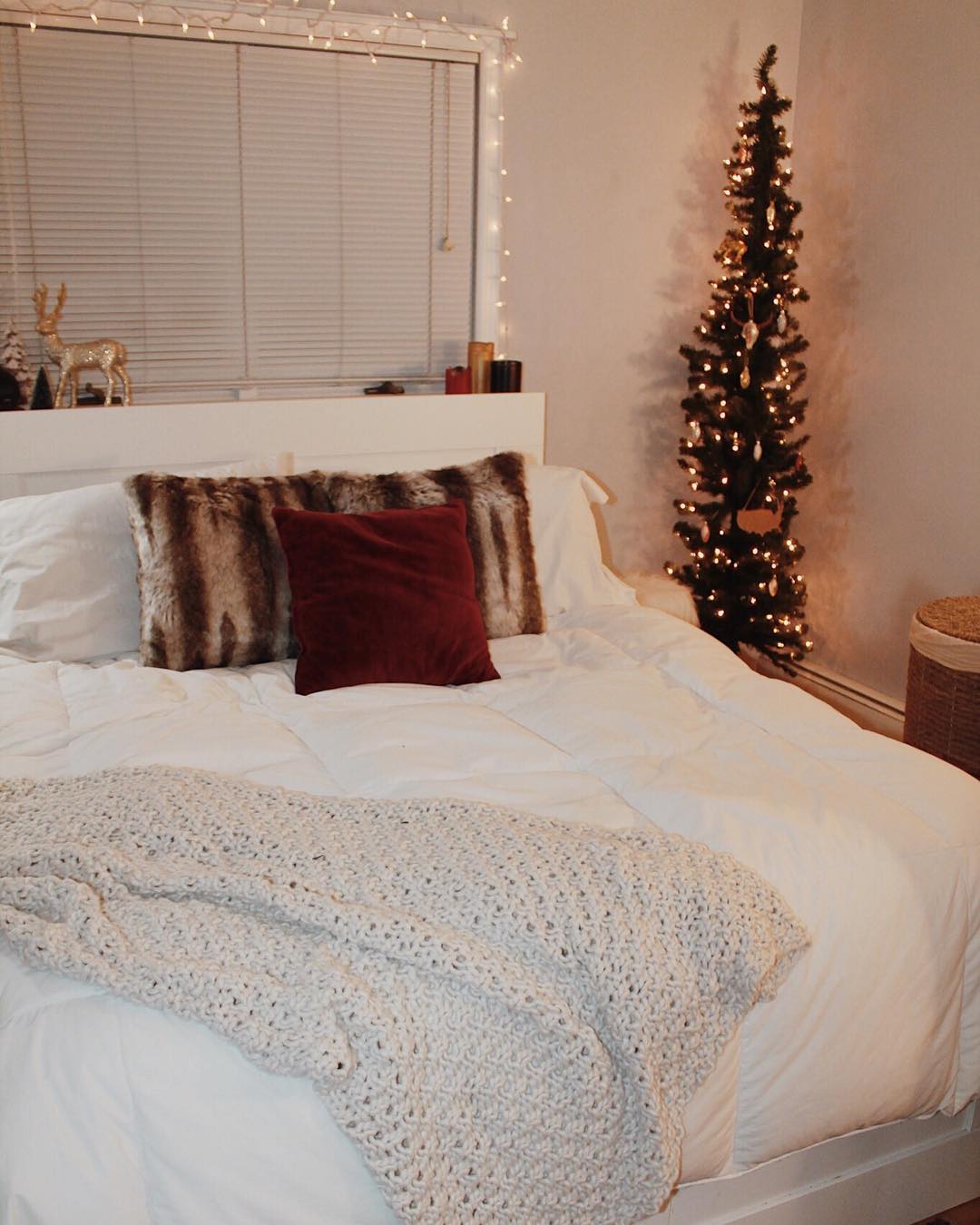 Holiday Dorm Décor to Turn Your Room into a Winter Wonderland