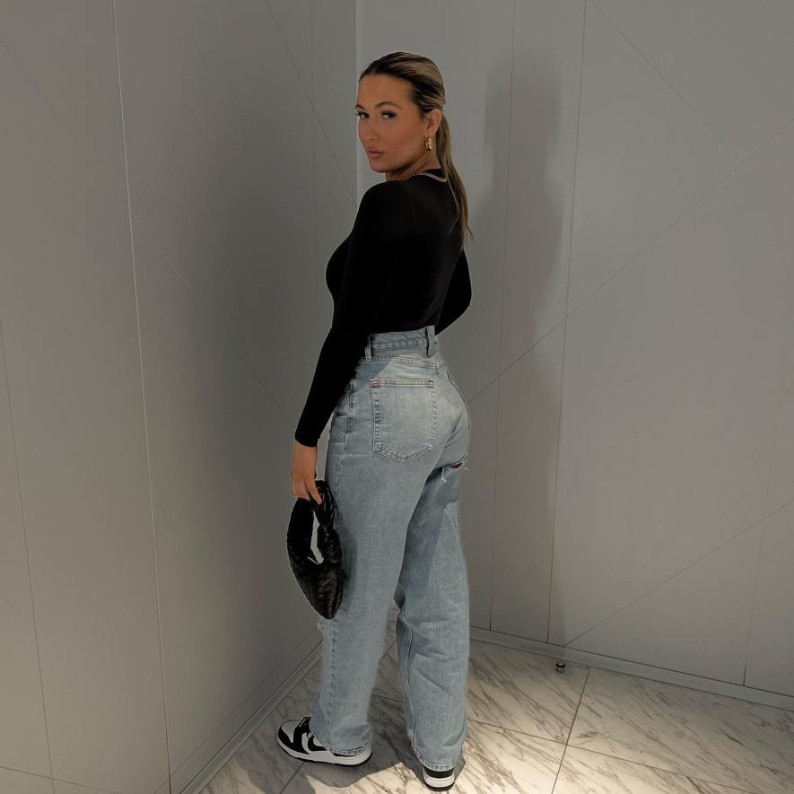 12 Ways to Style Mom Jeans - College Fashionista